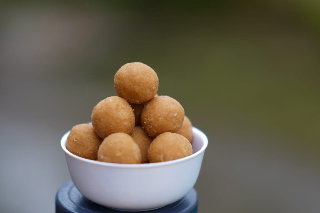 Bellam Sunnundalu / Urad dal laddoos with jaggery - Vedas Foods